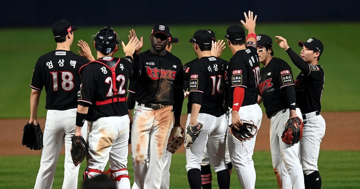 kt, NC 대파하며 PO 5차전으로~ [포토]