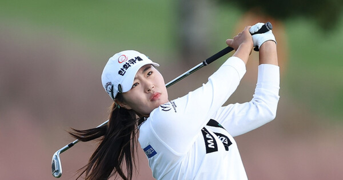 '샷이글' 성유진, 에쓰오일 챔피언십 3R 단독1위…1타차 이예원·김재희와 우승 경쟁 [KLPGA]