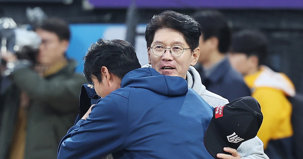 기적의 KS행…이강철 KT 감독 "5회 승부처, 대타 김민혁이 잘 쳤다"[PO5]