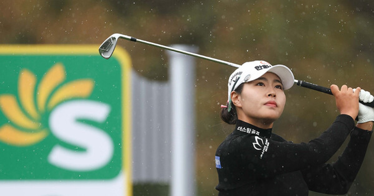 3R 선두 성유진, 기상악화로 행운의 우승 '시즌 2승'…에쓰오일 챔피언십 접전 상황에서 취소 [KLPGA]