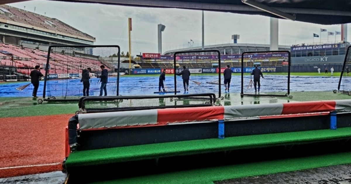 “KBO가 결정 잘해야 한다…경기하면 늦게라도 끝내야” 리버스 스윕 노리는 이강철 감독의 우려 [PO5 현장]