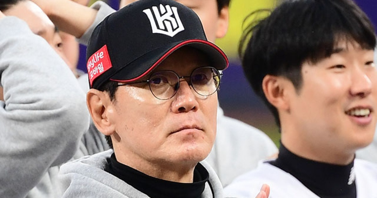 리버스 스윕 성공한 이강철 KT 감독 “선발야구가 원동력…손동현 활약 고마워” [PO5 인터뷰]