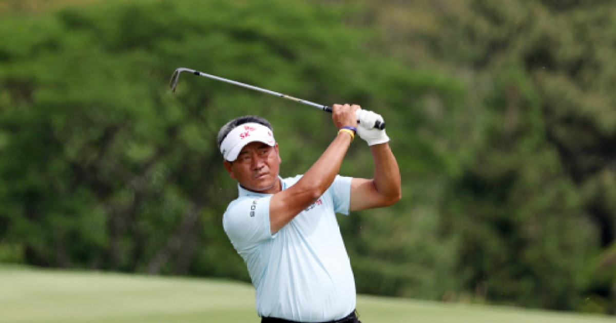 최경주, PGA 시니어 2라운드 공동 6위… 랑거는 에이지 슈트