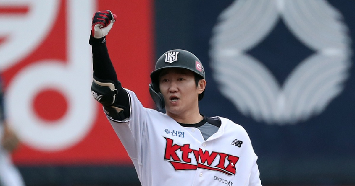 선취점 잃고도 승리 쟁취한 KT…경기 뒤집은 이강철 감독의 ‘승부수’[PO5 승부처]