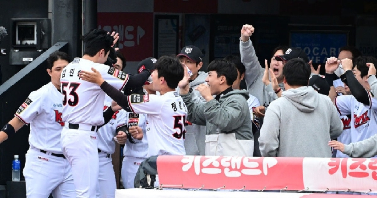 'LG 나와라' KT가 잠실로 간다! '패패승승승' 리버스 스윕 성공! 2년 만에 한국시리즈 진출 'V2 도전' [수원 PO5 현장리뷰]