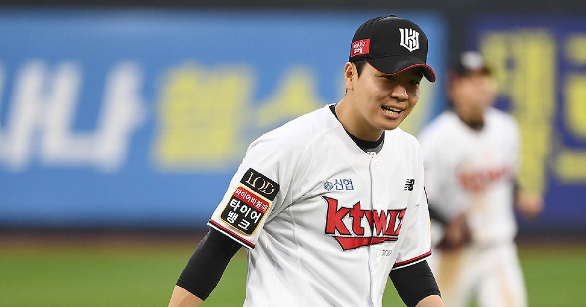 MVP 손동현, KS 역스윕 진출에 함박웃음…"이기니까 힘든 줄 모르겠다" [PO5]