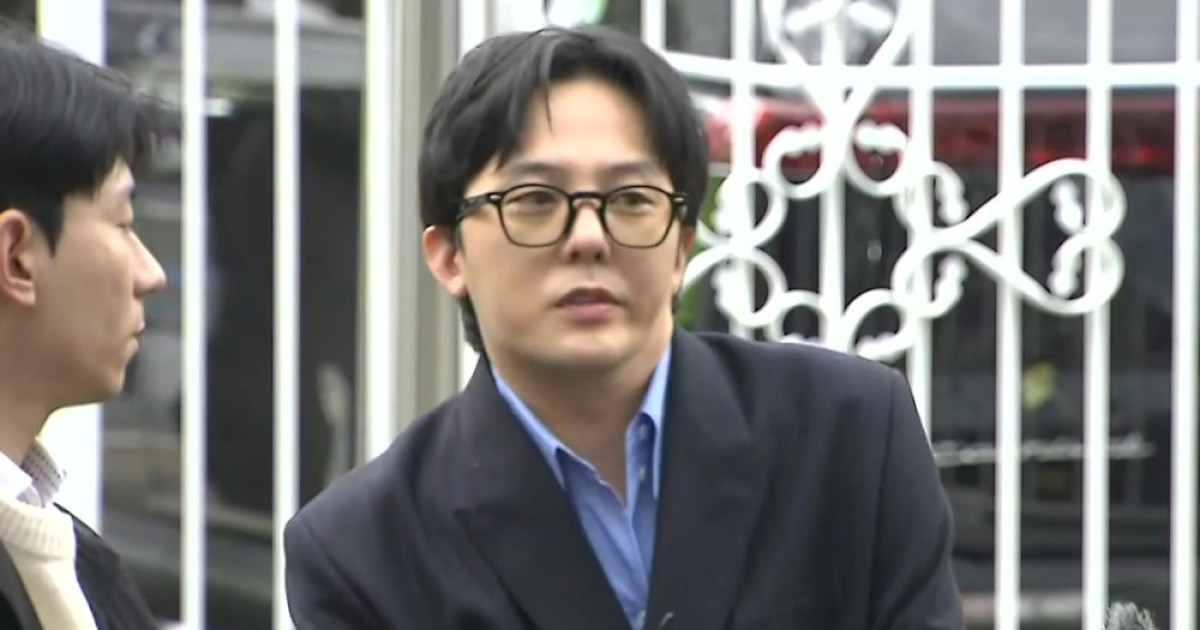 [현장영상+] '자진 출석 이유' 기자 질문에...권지용 "알아봐야죠"