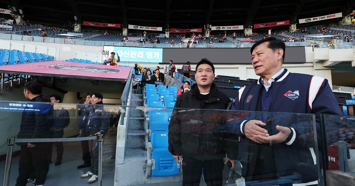 '허구연 KBO 총재, KS 1차전 현장 안전점검'