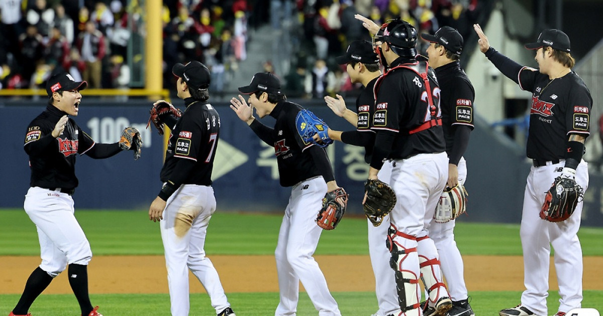 문상철 '결승 2루타' KT, LG 3-2 역전승…우승확률 74% 잡았다