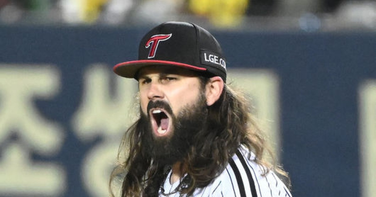 7667일 만에 KS, LG 켈리는 역시 빅게임 피처였다…6⅓이닝 2실점 'PS ERA 2.11' [KS1]