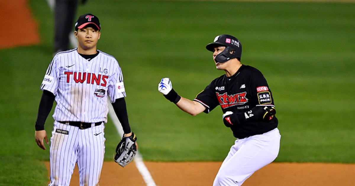 '1차전 MVP' KT 문상철 "번트는 내 판단…이제 사인대로 하겠다"