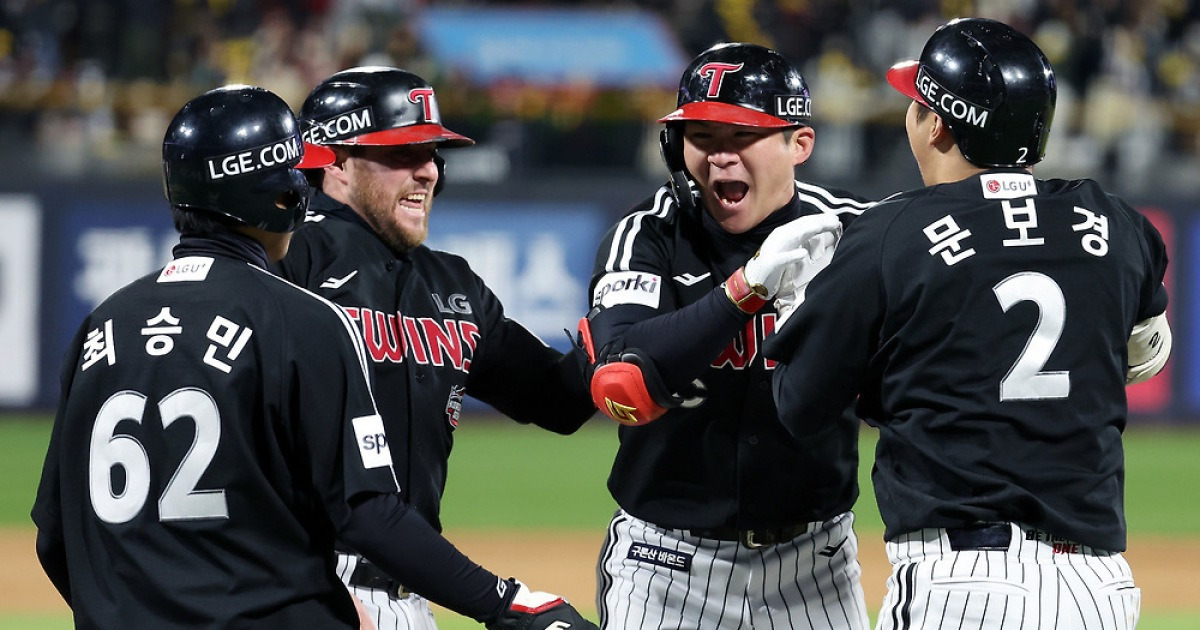 '오지환 9회 역전 스리런' LG, KT 8-7 제압…우승 확률 85% 잡았다[KS3]