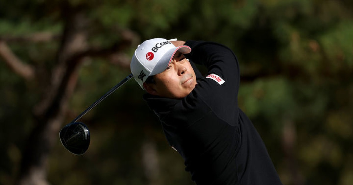 통산 1승 신상훈, KPGA 시즌 최종전 둘째 날 선두 도약