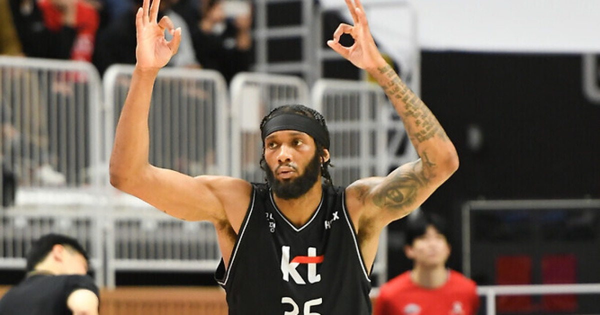 [JB포토] KT 패리스 배스 '3득점이에요'