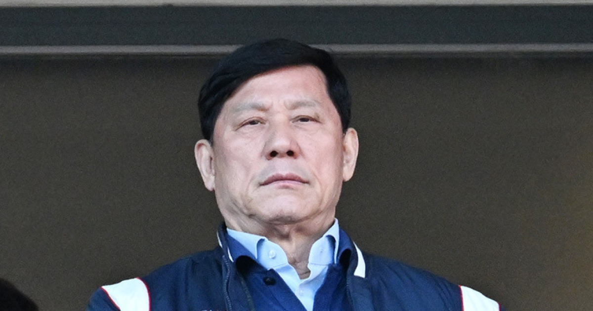 허구연 KBO총재, 휴대폰들고 KS 4차전 직관 [포토엔HD]