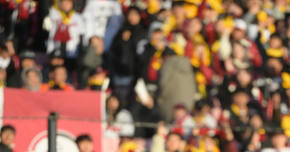 팬들의 기립 박수, 7677일 만에 LG KS 선발승…만자니오 소환한 야생마 후계자 “가을야구, 이제는 긴장이 덜 된다” 자신감