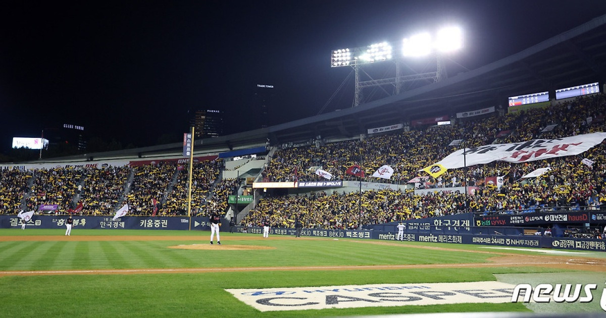 '역대급 명승부' KT-LG 5차전도 매진…5경기 연속 매진 행렬[KS5]
