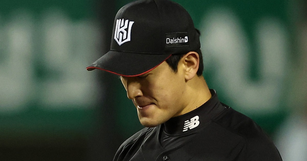 또 불붙은 LG 타선…고개 떨군 KT 고영표 4이닝 5실점, 수비 실책도[KS5]