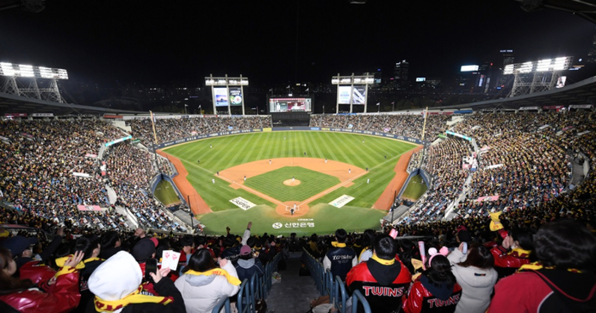 ‘우승 보자’ vs ‘반격 시작’ LG-KT 5차전도 매진...영하 날씨 녹이는 ‘열기’ [KS5]