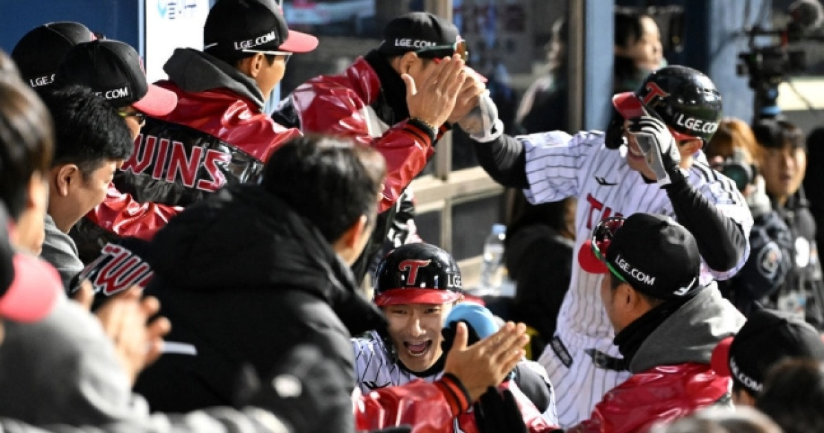 'V3' LG, KT 꺾고 마침내 29년 만에 통합 우승! '염경엽 감독 첫 우승'...LG 팬들 '恨(한)' 풀었다 [잠실 KS5 현장리뷰]