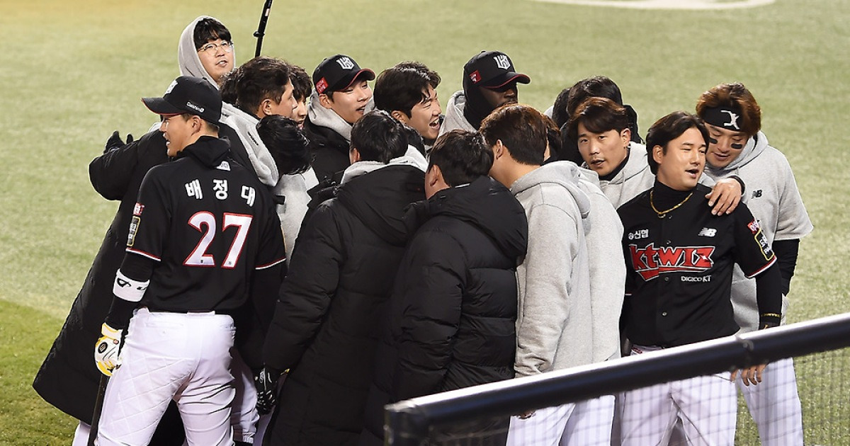 '준우승' 이강철 감독 "선수들 모두 '팀 KT'답게 했다…고맙고, 고생 많았다" [KS5]