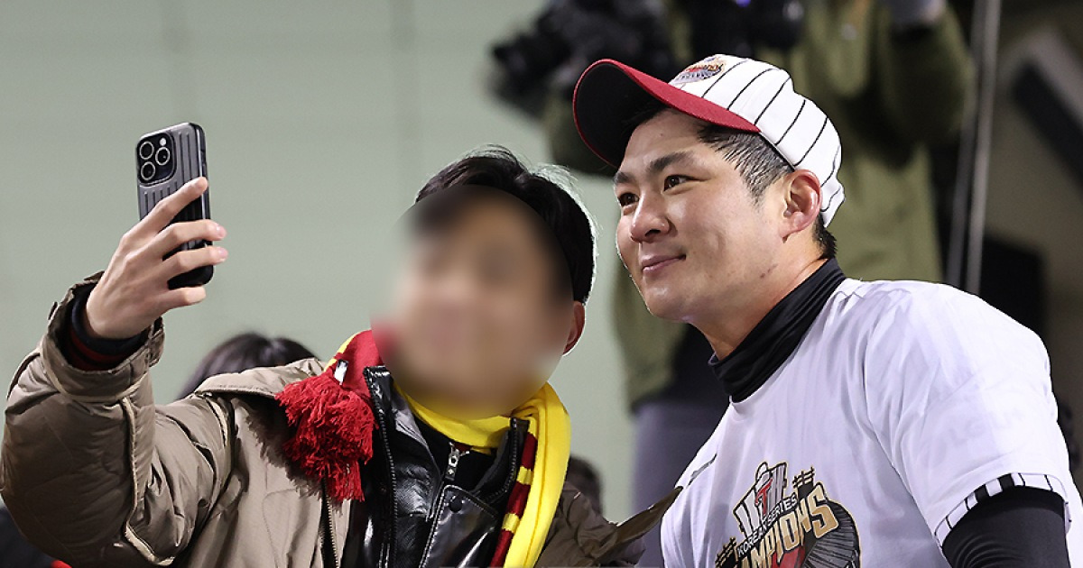 [포토S] 'KS MVP' 오지환, 팬서비스까지 완벽