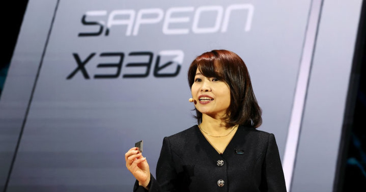 AI 반도체 'X330' 출시 발표하는 류수정 사피온 대표