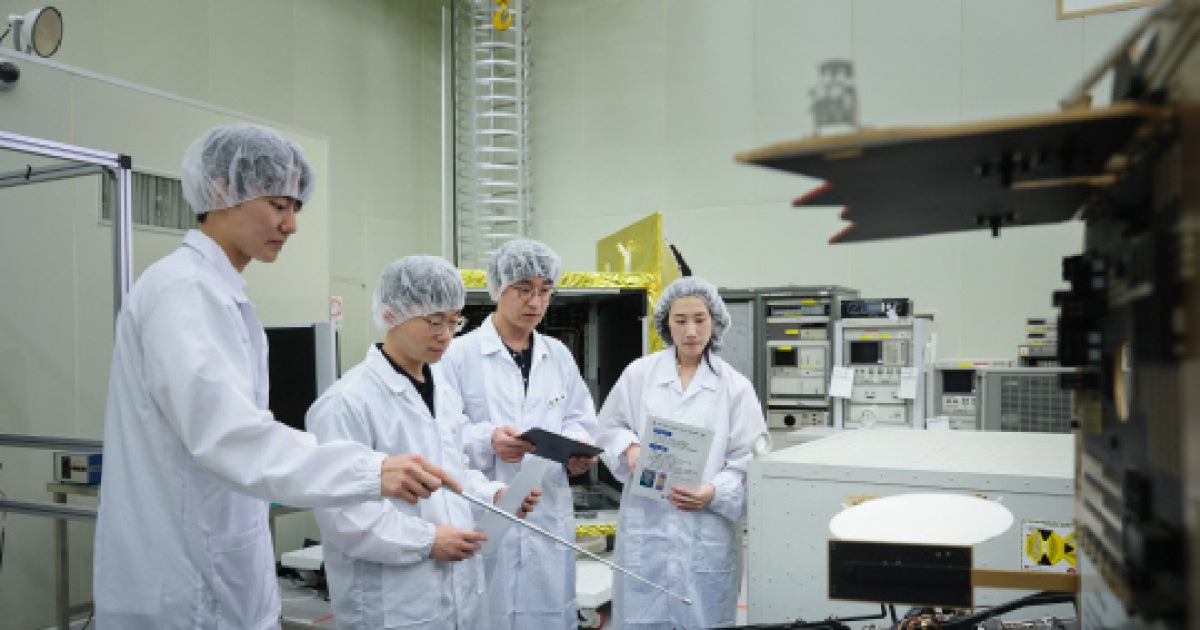 `저궤도 위성통신` 선점 나서…ETRI- ADD, `6G 통신` 융합