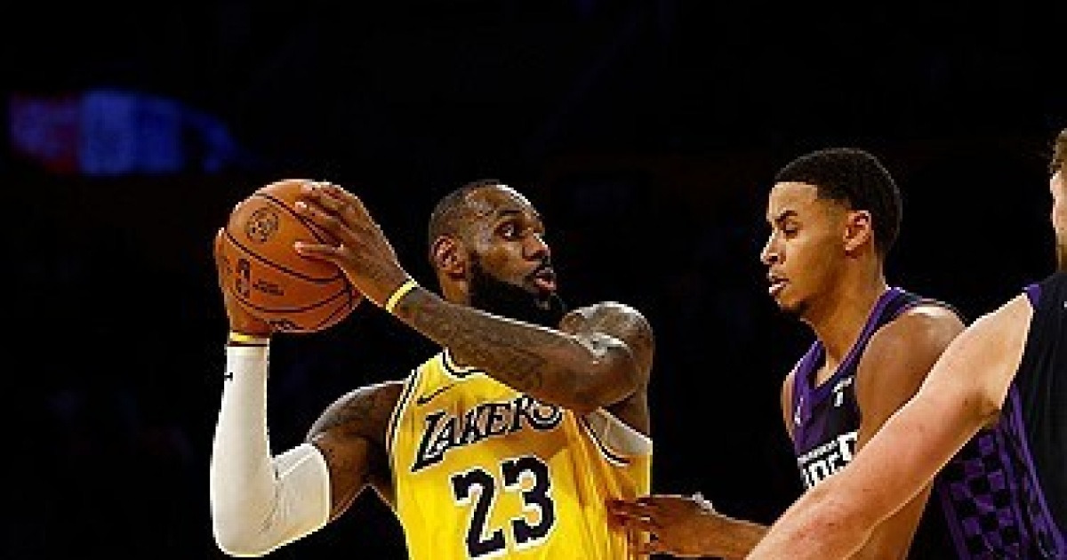 [NBA] ‘38세 320일’ LAL 르브론, 말론 이어 역대 두 번째 최고령 트리플더블