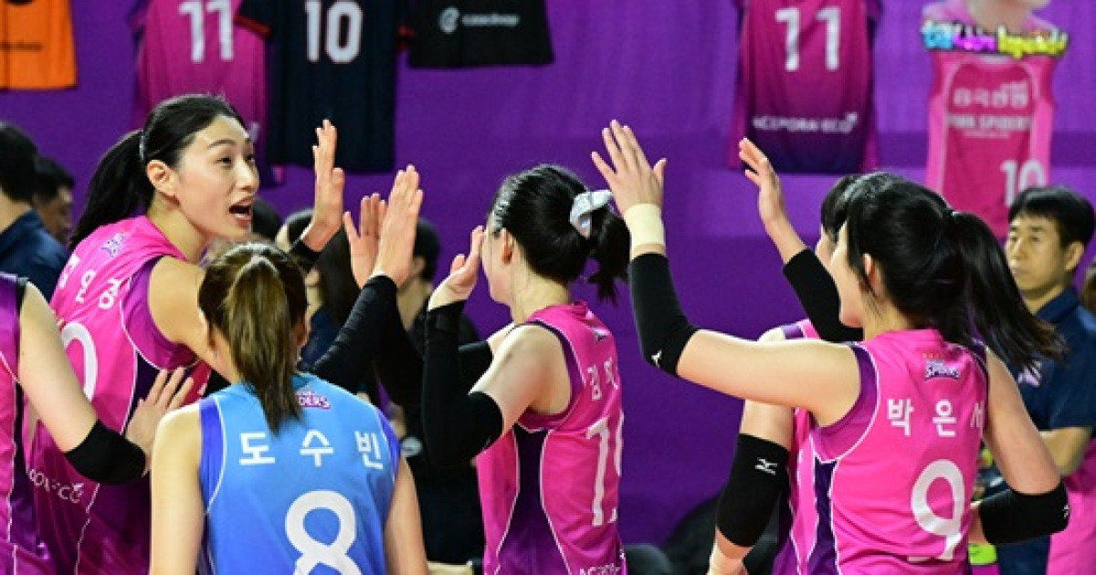 '김연경+옐레나 쌍포 폭발' 흥국생명, GS '3-0' 완파...5연승+1위 수성 [삼산:스코어]