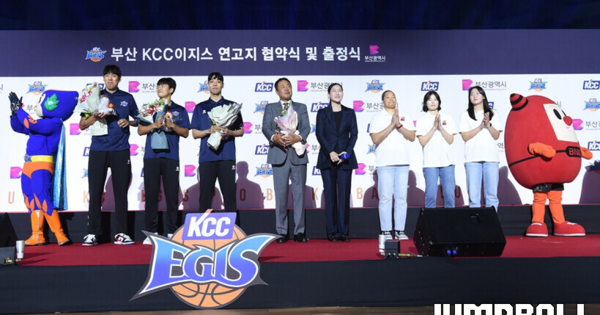 ‘부산 남녀 구단의 우애’ KCC, BNK 홈 개막전 승리 응원