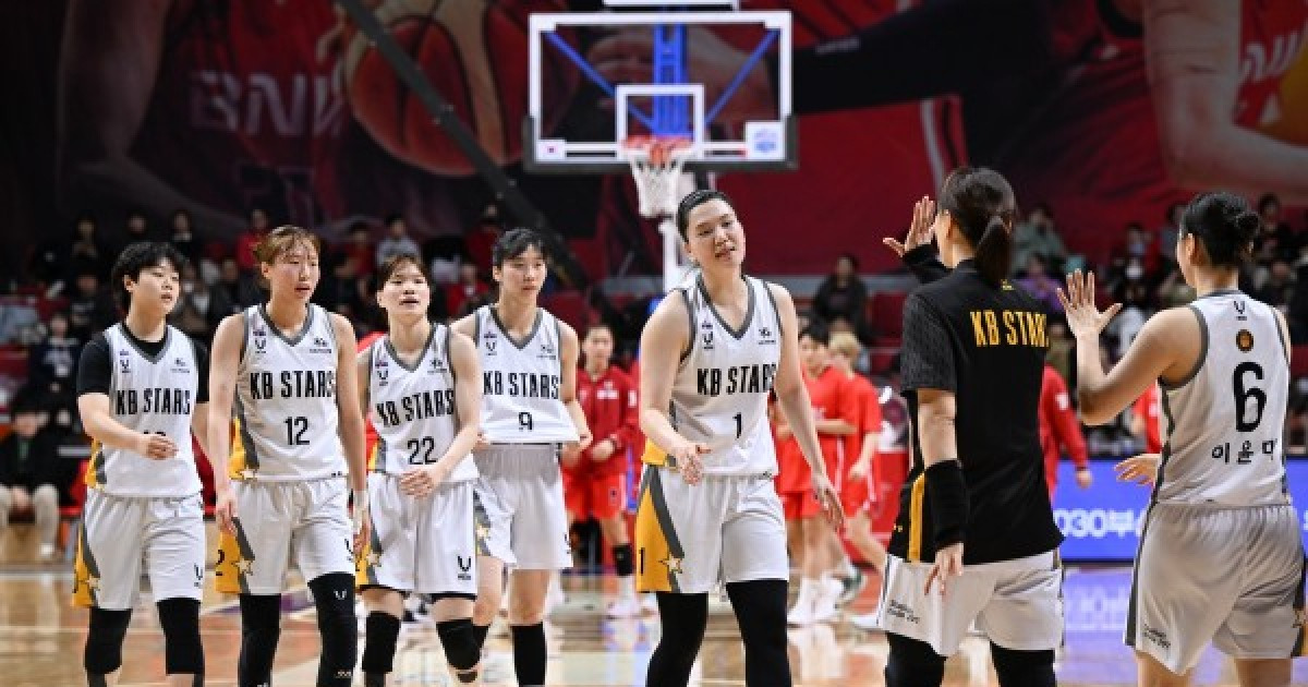 '강이슬 22점' KB, BNK전 83-62 완승