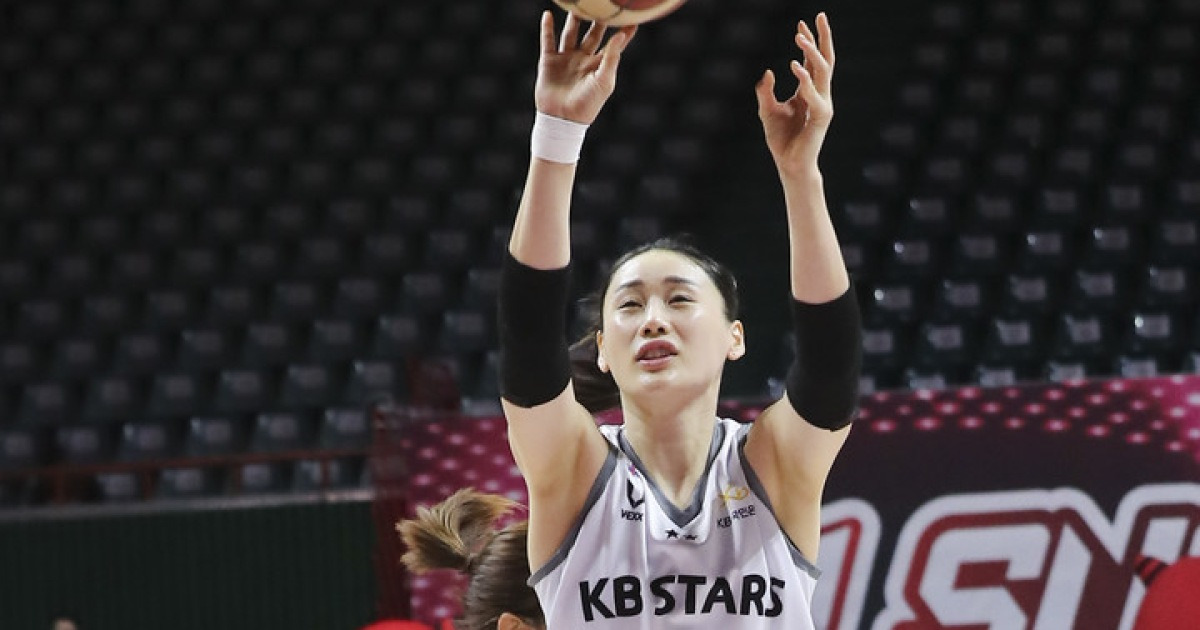 강이슬 22점 vs 진안 더블더블…여자농구 KB, BNK 21점차 대파