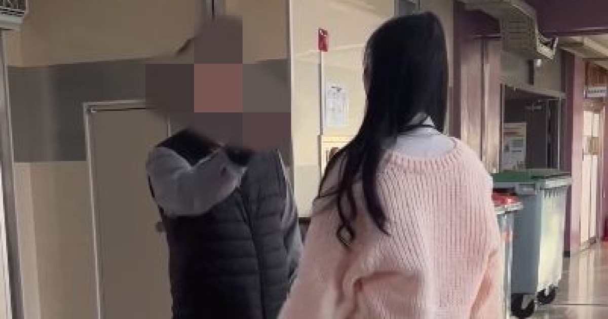 저도 남의 집 귀한 딸 교사에 대들고…영상 찍으며 키득키득