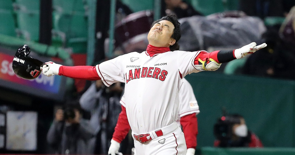 우승 5회·KS MVP 1회…23년 간 SSG에서 다 이룬 김강민, 한화서 새 출발