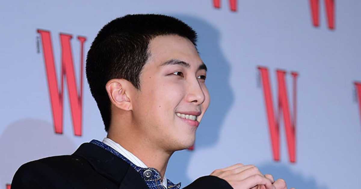 BTS RM ‘아미들에게 날리는 손하트’