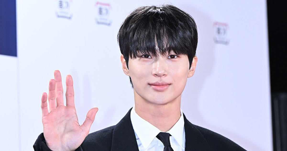 변우석, 화보같은 비주얼로 인사 [포토엔HD]