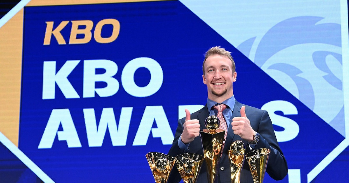 투수 3관왕 페디, 프로야구 MVP 선정... 신인상에 ‘시속 160km’ 문동주