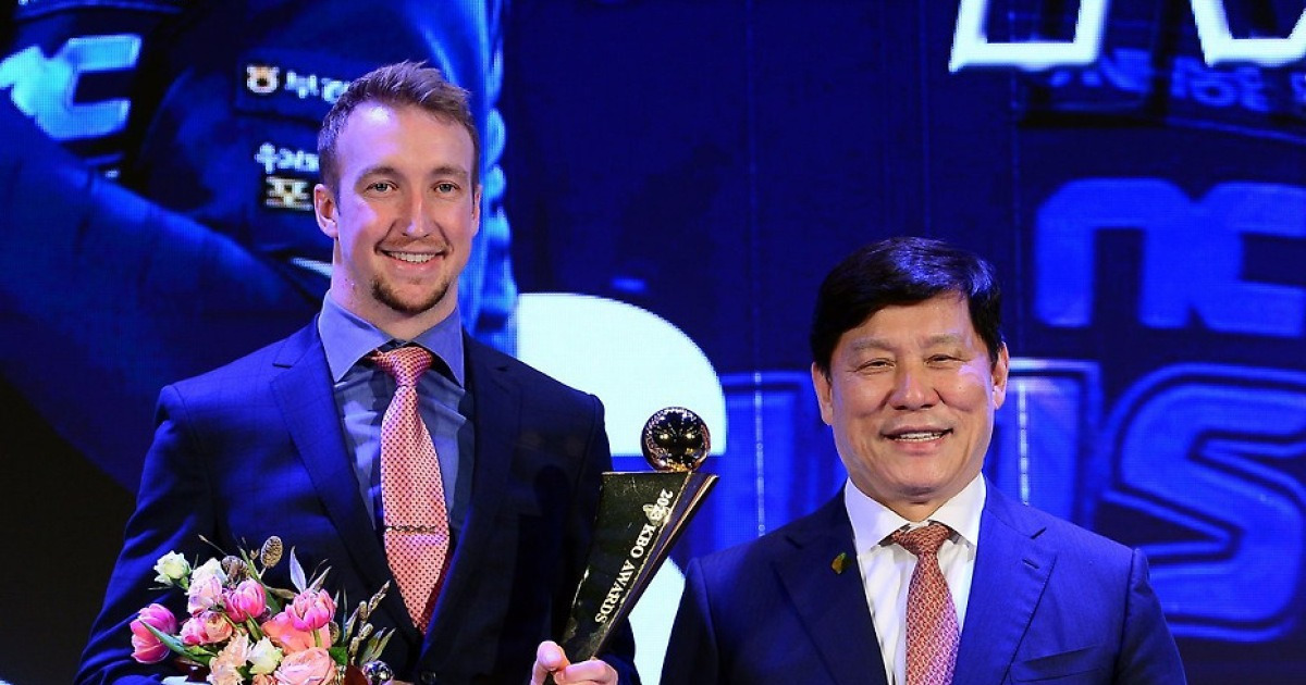 페디, 2023 KBO MVP 수상! [포토]