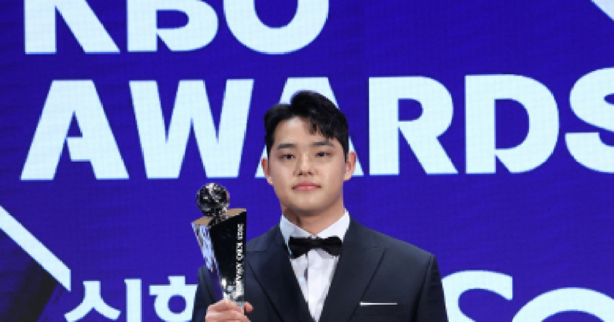 AG 金 품고 KBO 신인상 수상… 문동주 “내년에는 15승 갑니다”