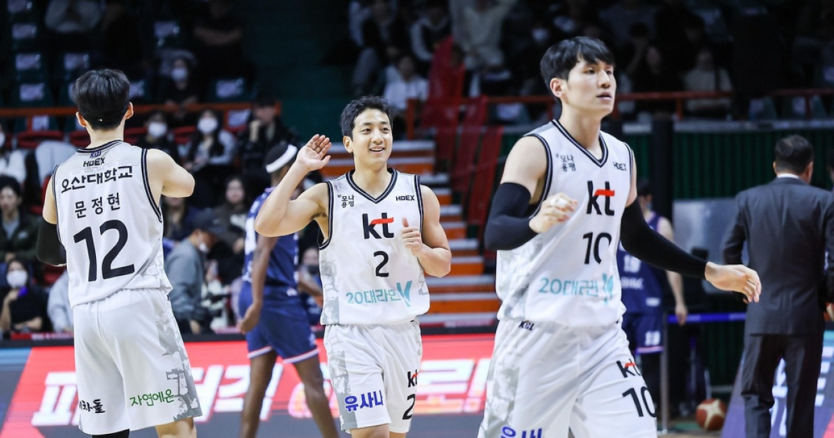 프로농구 형제 대결 동생 허훈이 웃었다…kt, KCC 꺾고 4연승