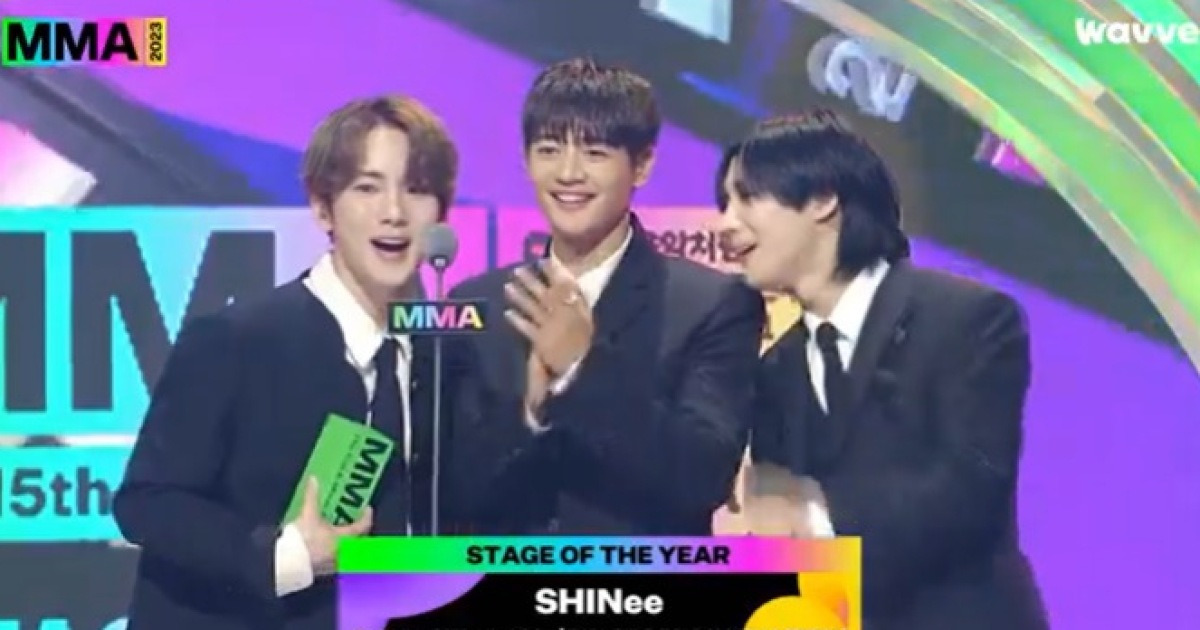 'MMA2023' 15주년 샤이니, 스테이지 오브 더 이어상 수상 "샤월짱! 우린 이제 시작"