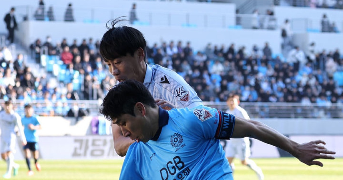돌파하는 대구 이근호