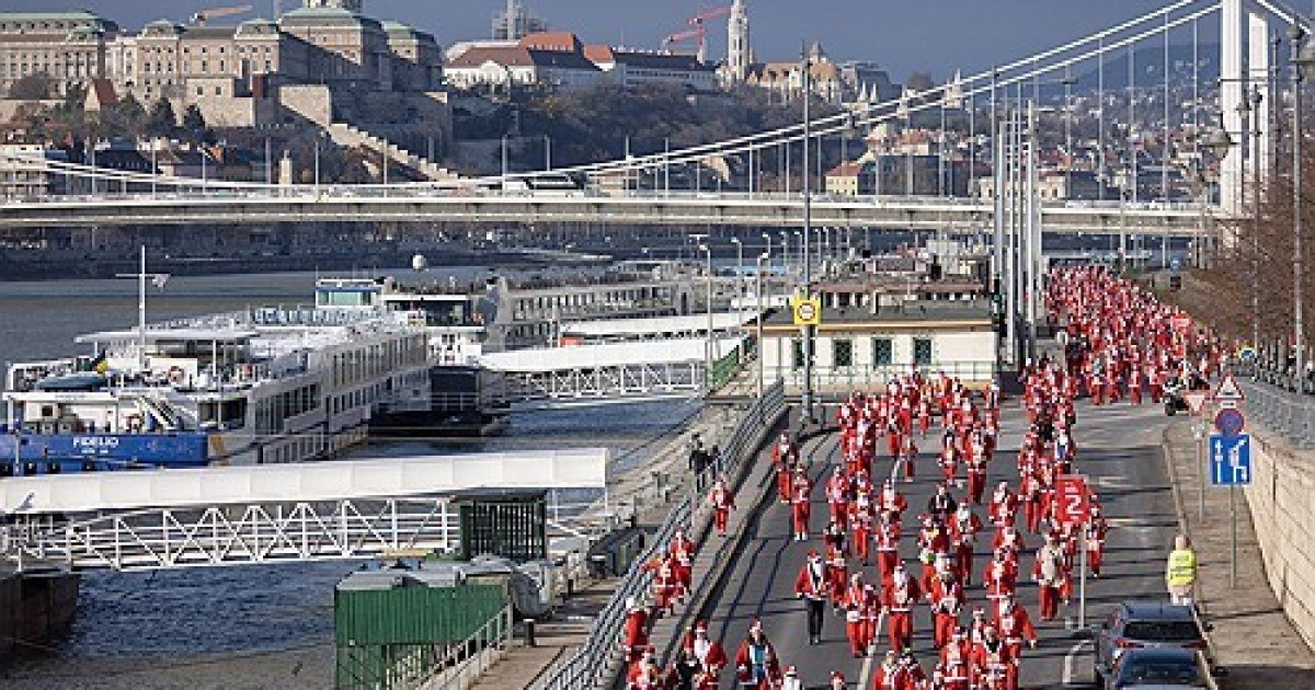 HUNGARY-BUDAPEST-SANTA RUN