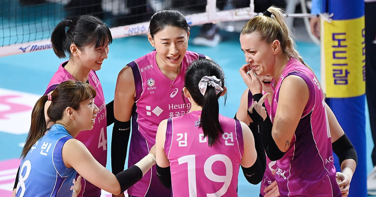 '2R MVP' 자축한 김연경, 옐레나와 흥국 9연승 견인...페퍼 6연패 수렁 [삼산:스코어]