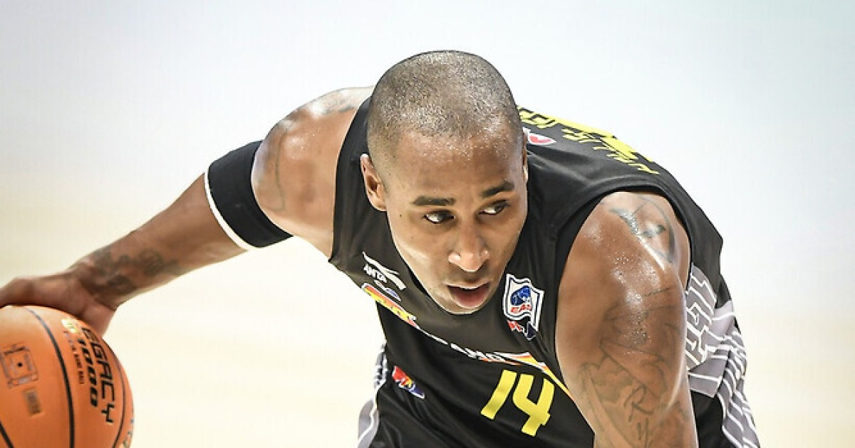 [JB포토] EASL, TNT 트로팡 기가 론데 홀리스 제퍼슨 '어디로 공격할까'