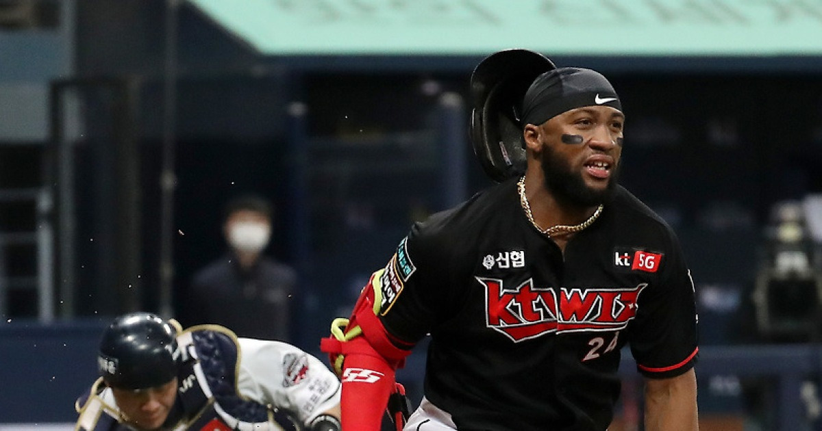 KT, '2020 MVP' 로하스 컴백…'무패 승률왕' 쿠에바스와 재계약