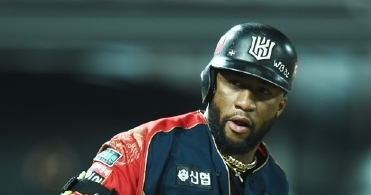 '타격 4관왕+MVP' KBO리그 폭격한 외인, '친정' KT 리턴하나…"이야기 나누고 있다"