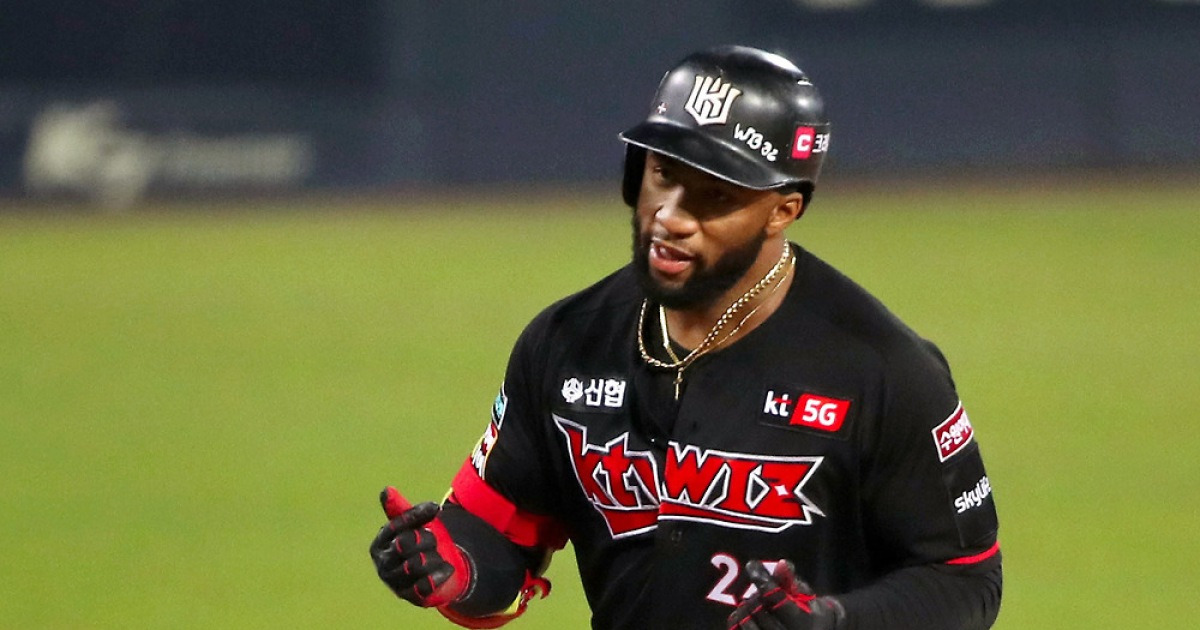 '2020년 MVP' 로하스, 친정 KT 복귀