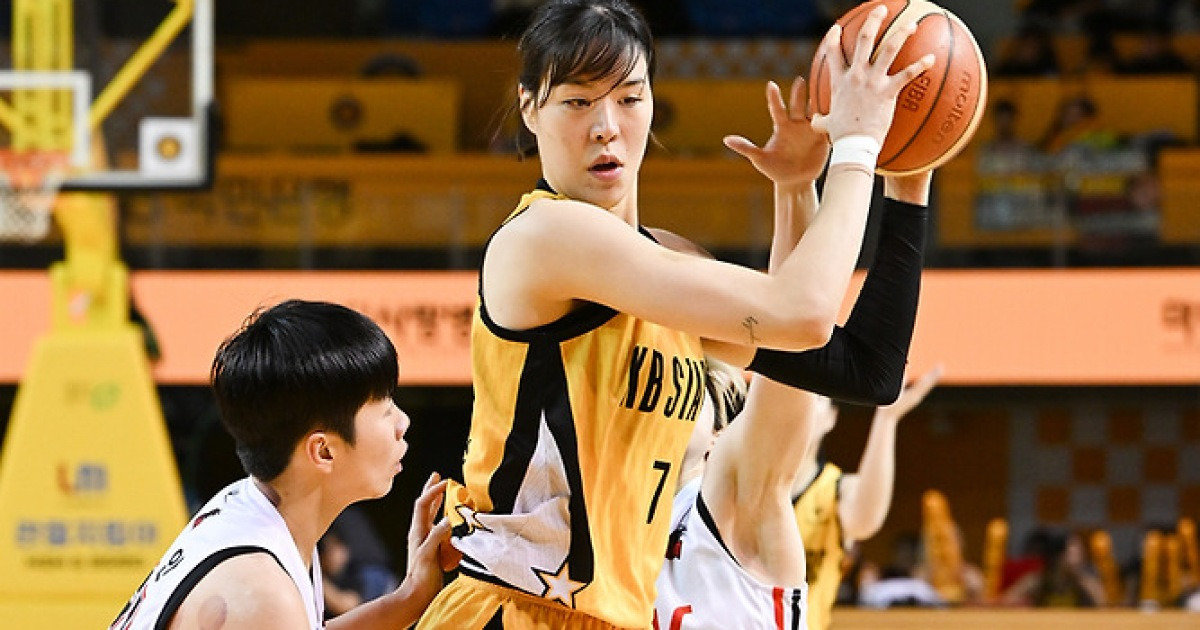 박지수, 20득점 더블더블···KB, BNK 잡고 6연승 질주